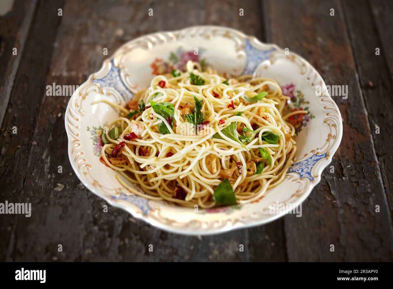 Spaghetti with garlic and chilli Stock Photo - Alamy