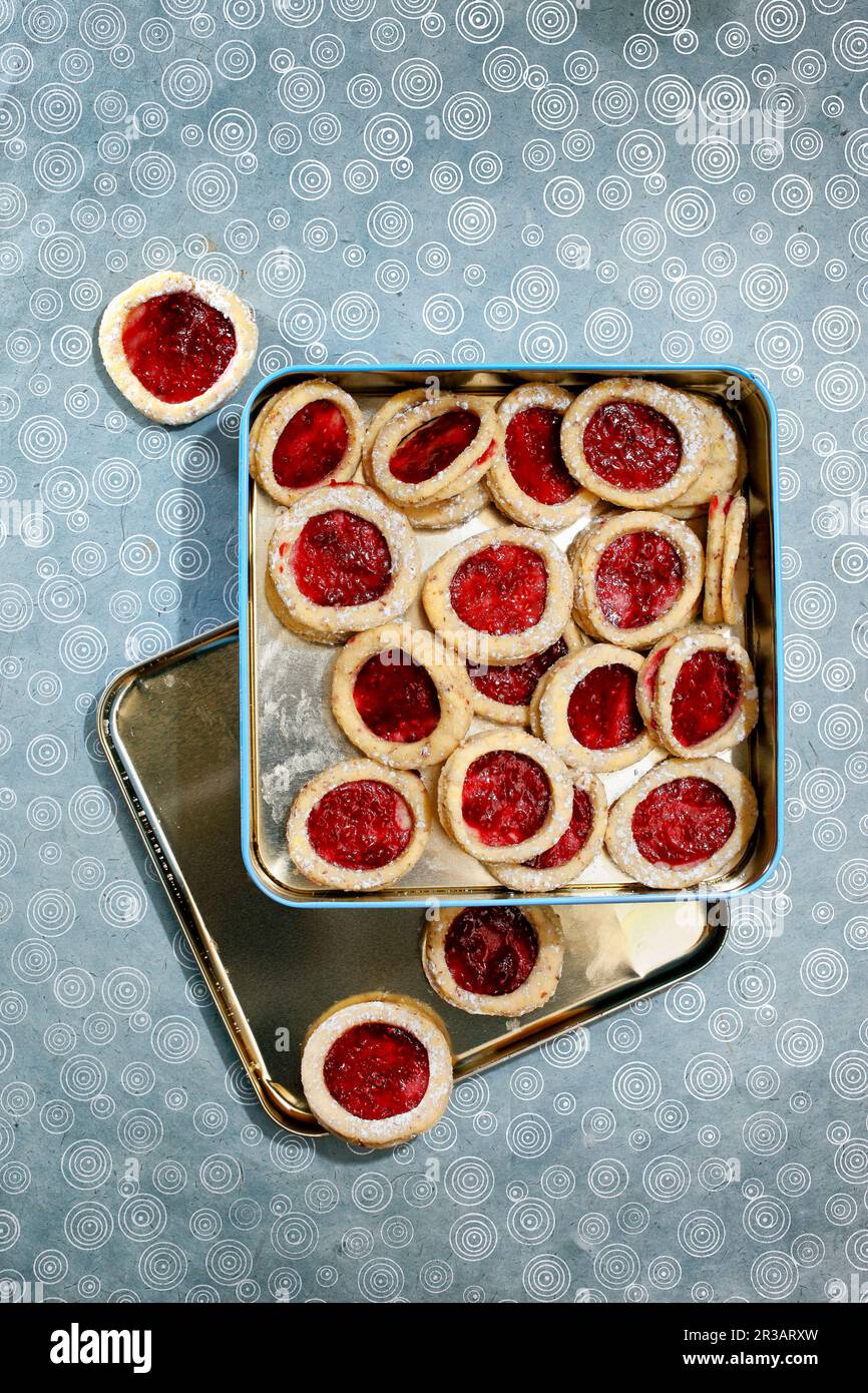 Biscuit tin jammy dodger hi-res stock photography and images - Alamy