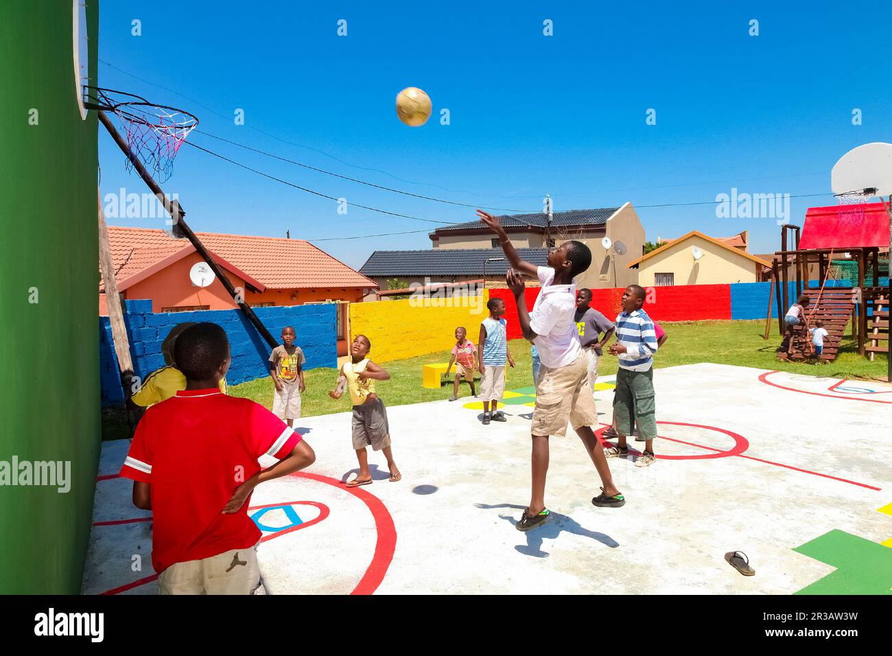 Children playing netball hi-res stock photography and images - Alamy