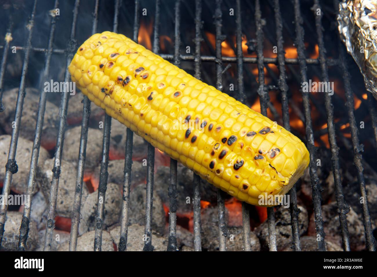 Sweetcorn cobs on the barbecue Stock Photo - Alamy