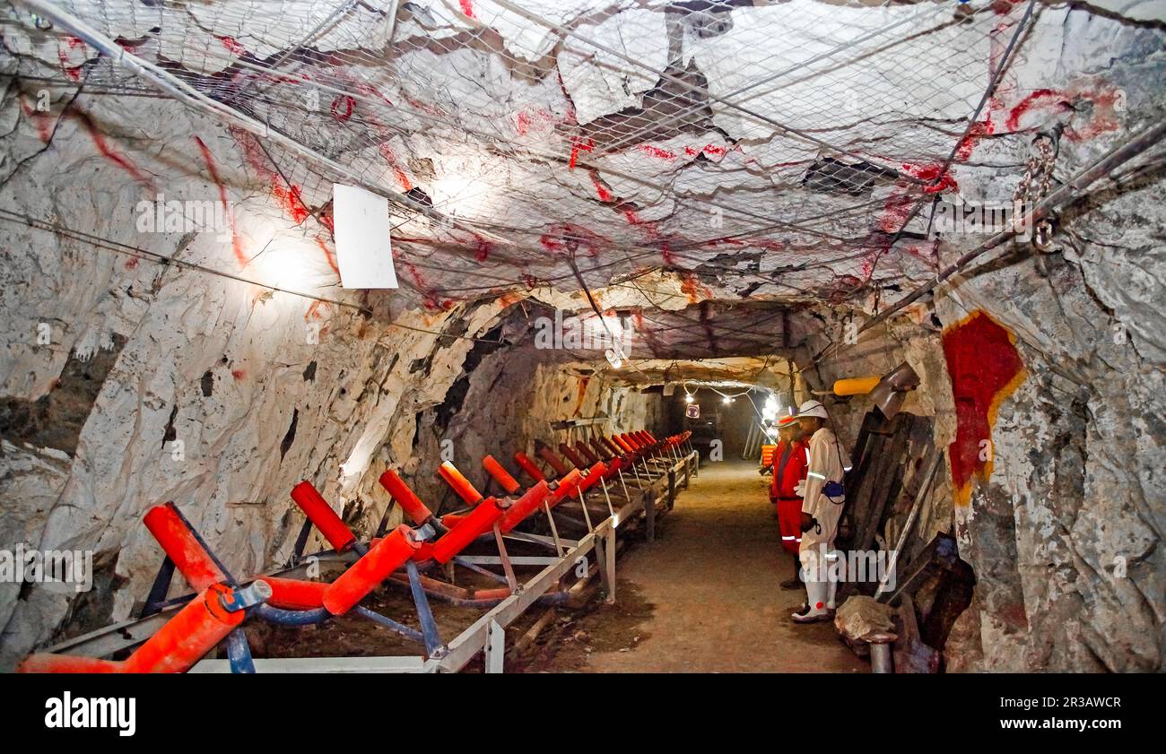 African miner underground hi-res stock photography and images - Alamy
