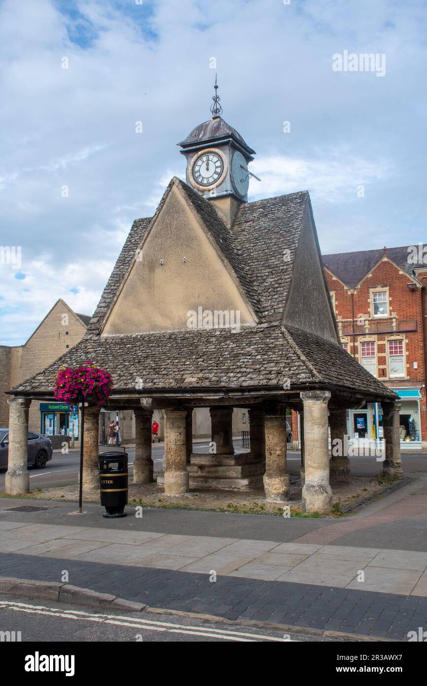 Buttercross Building in Witney Market Square Stock Photo - Alamy