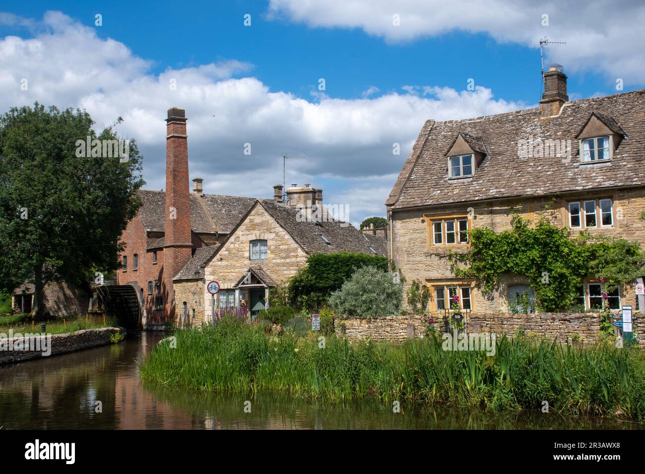 Water wheel cottage hi-res stock photography and images - Alamy