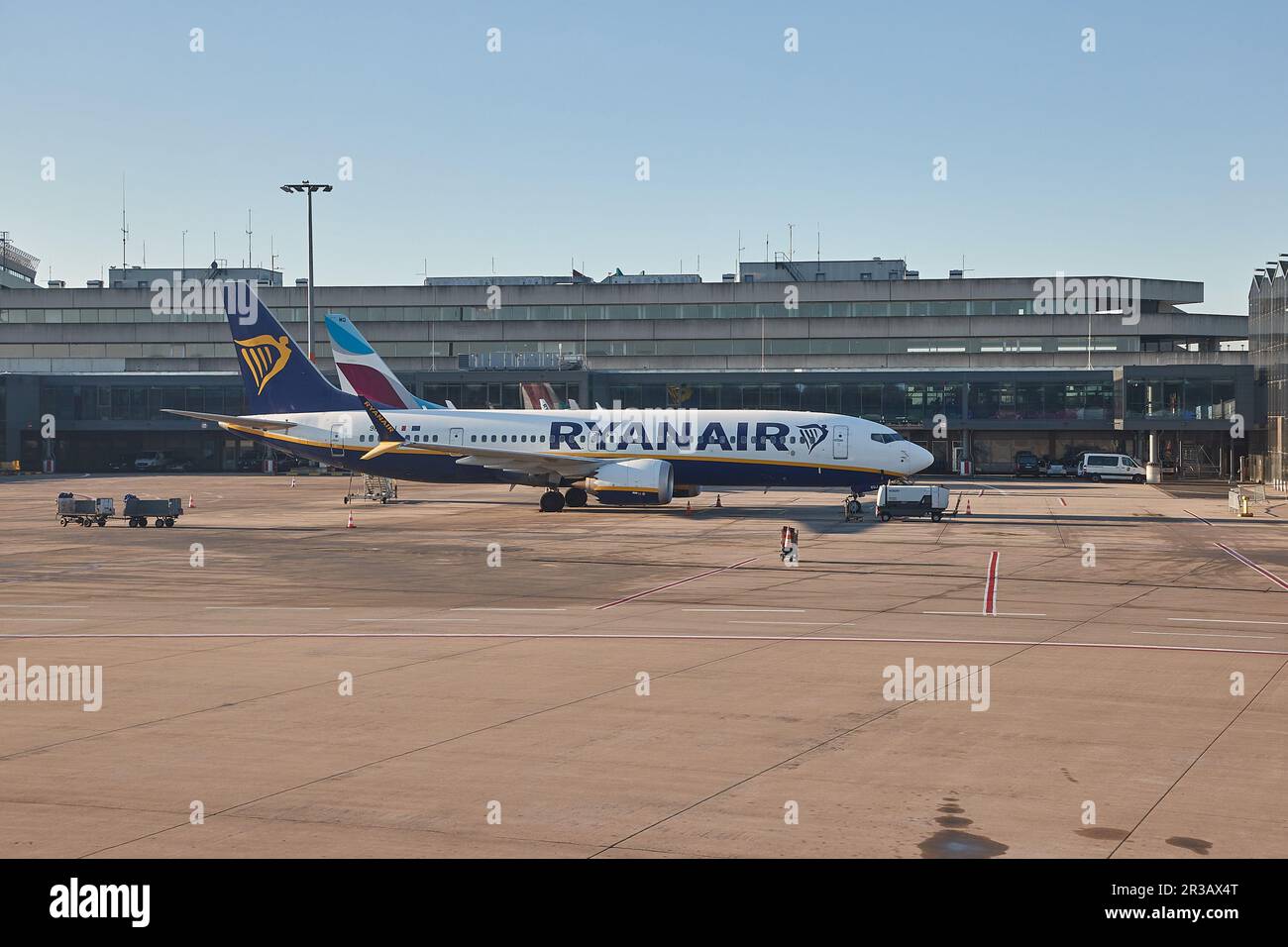 Ryanair plane arriving at Cologne Bonn Airport Stock Photo - Alamy