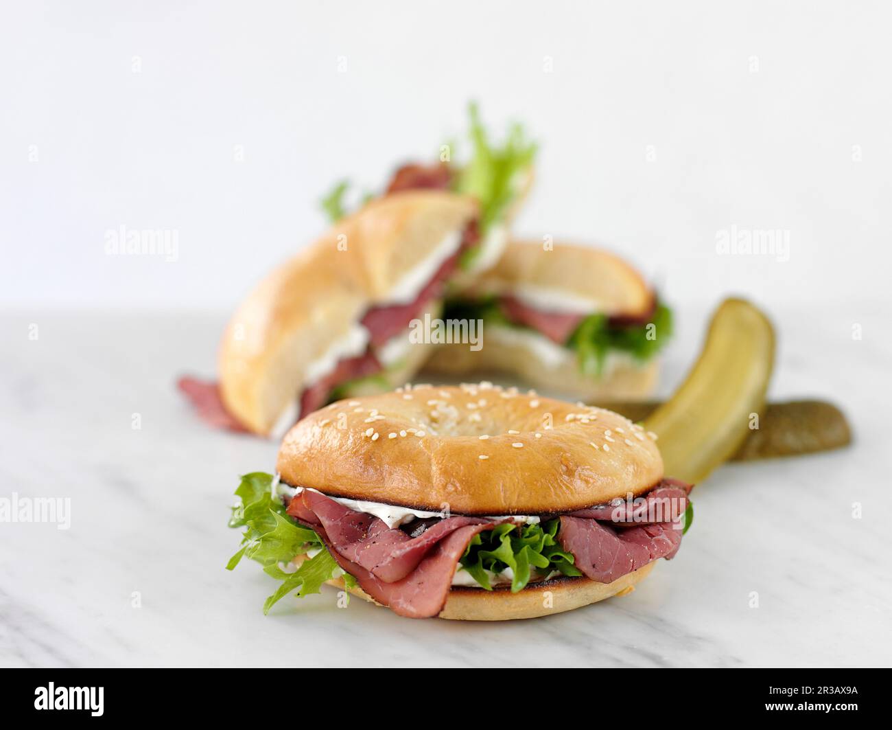Bagel with roast beef, cream cheese, lettuce and pickles Stock Photo ...