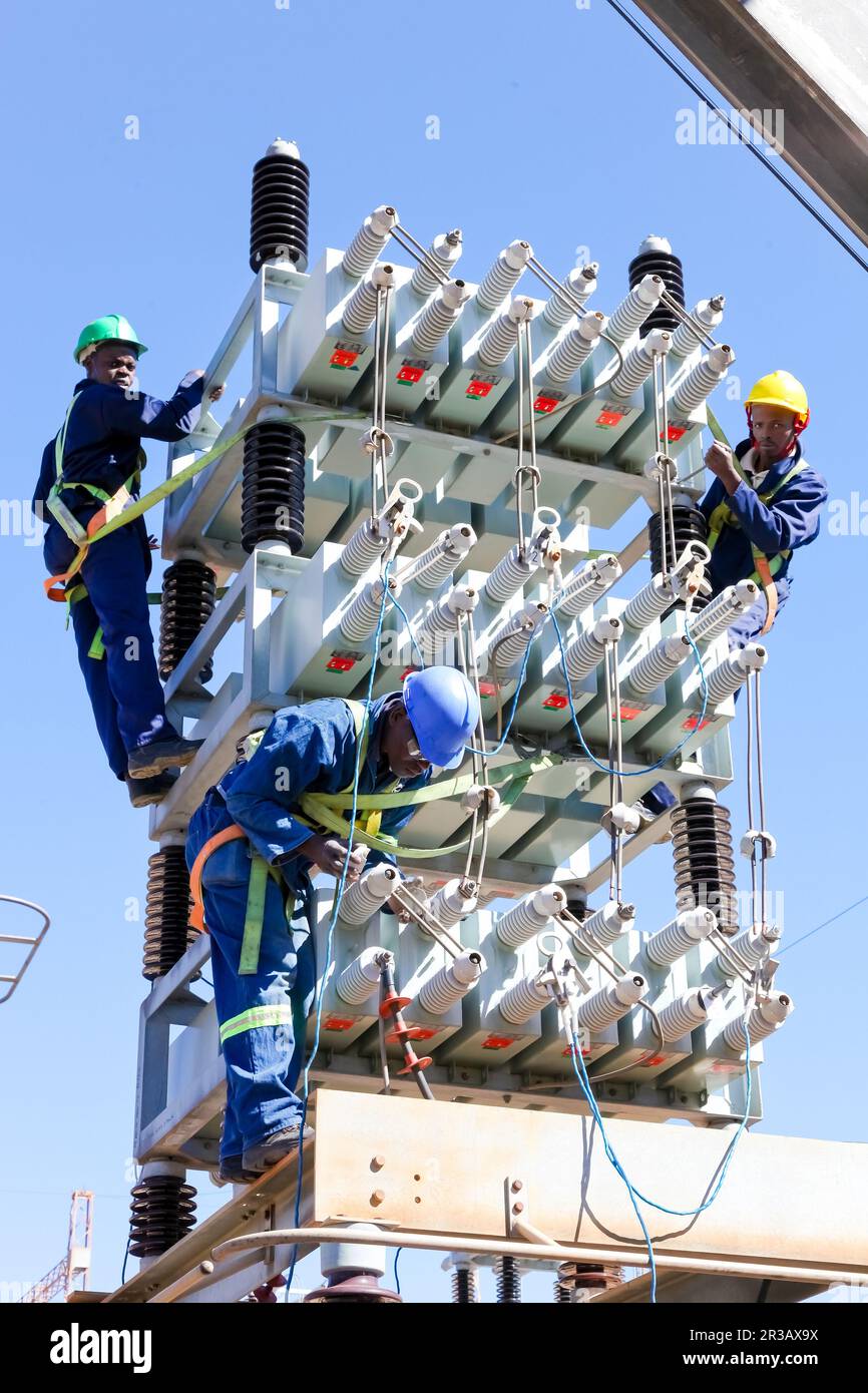 Electricians working on high voltage power lines Stock Photo - Alamy