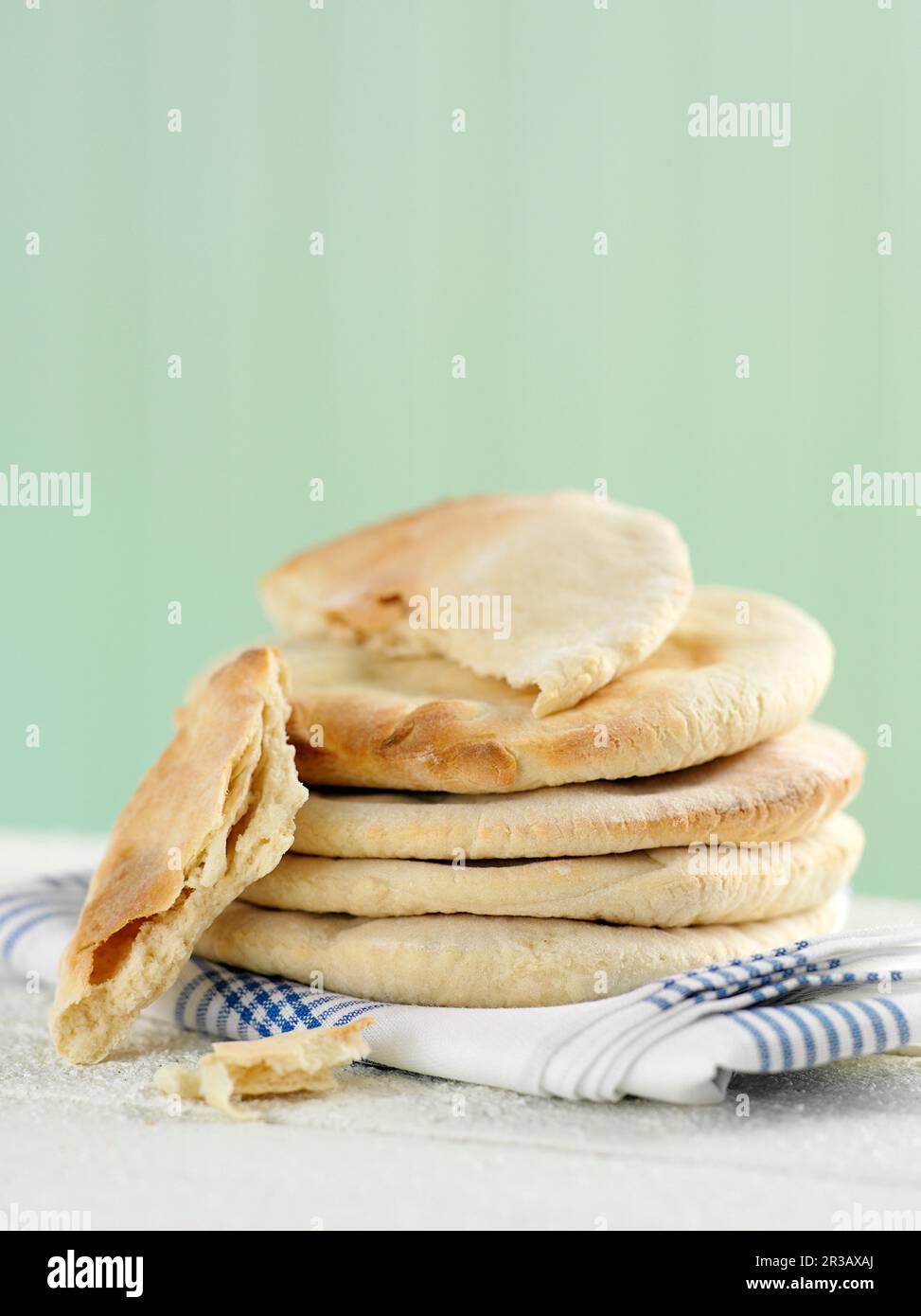 Stack of pitta bread hi-res stock photography and images - Alamy