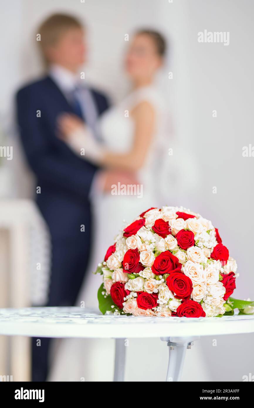 Wedding table roses bouquet hi-res stock photography and images - Alamy