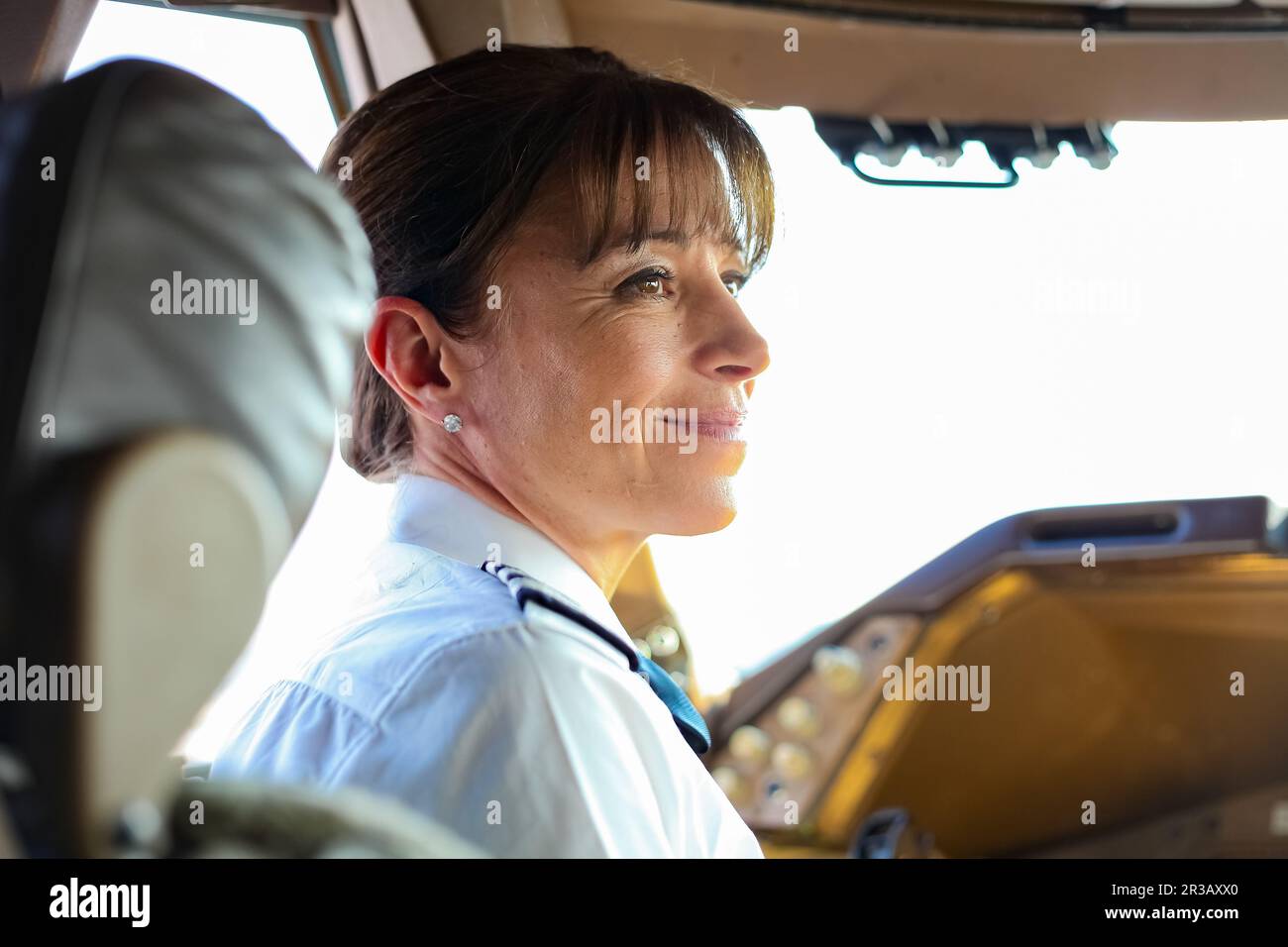 Female pilot uniform woman hi-res stock photography and images - Alamy