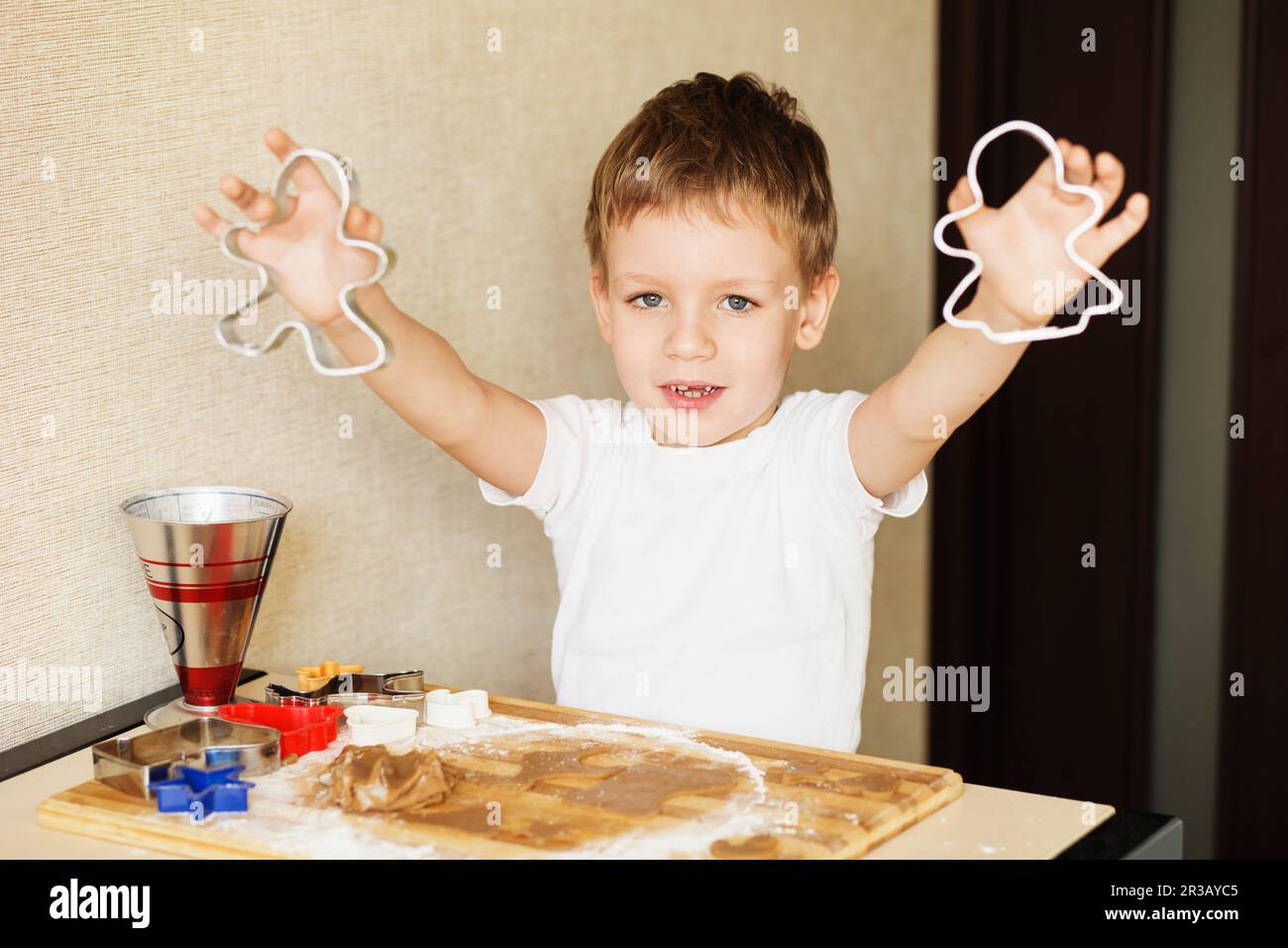 Child cutting cake hi-res stock photography and images - Alamy