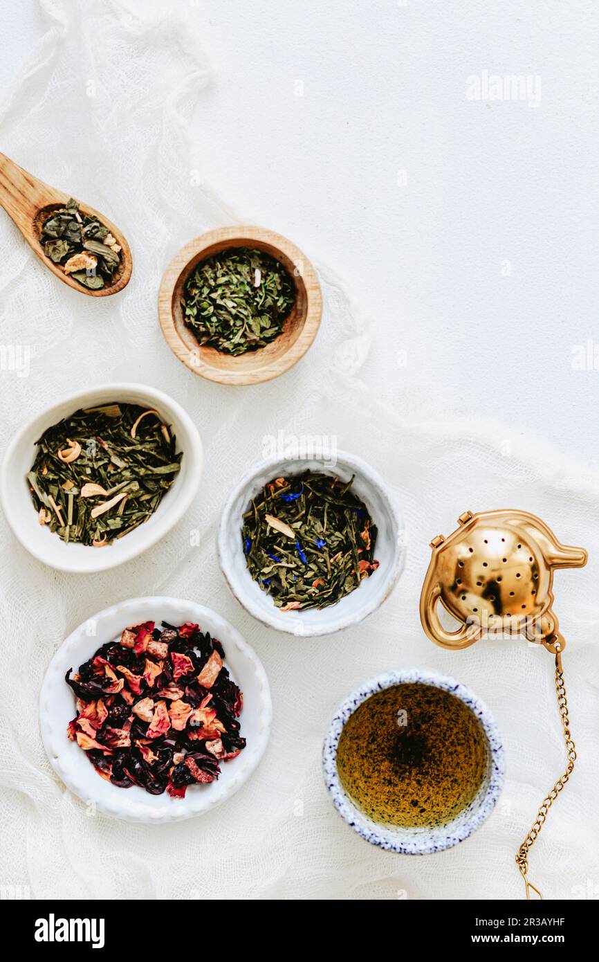 Tea leave varieties and cup of tea Stock Photo - Alamy