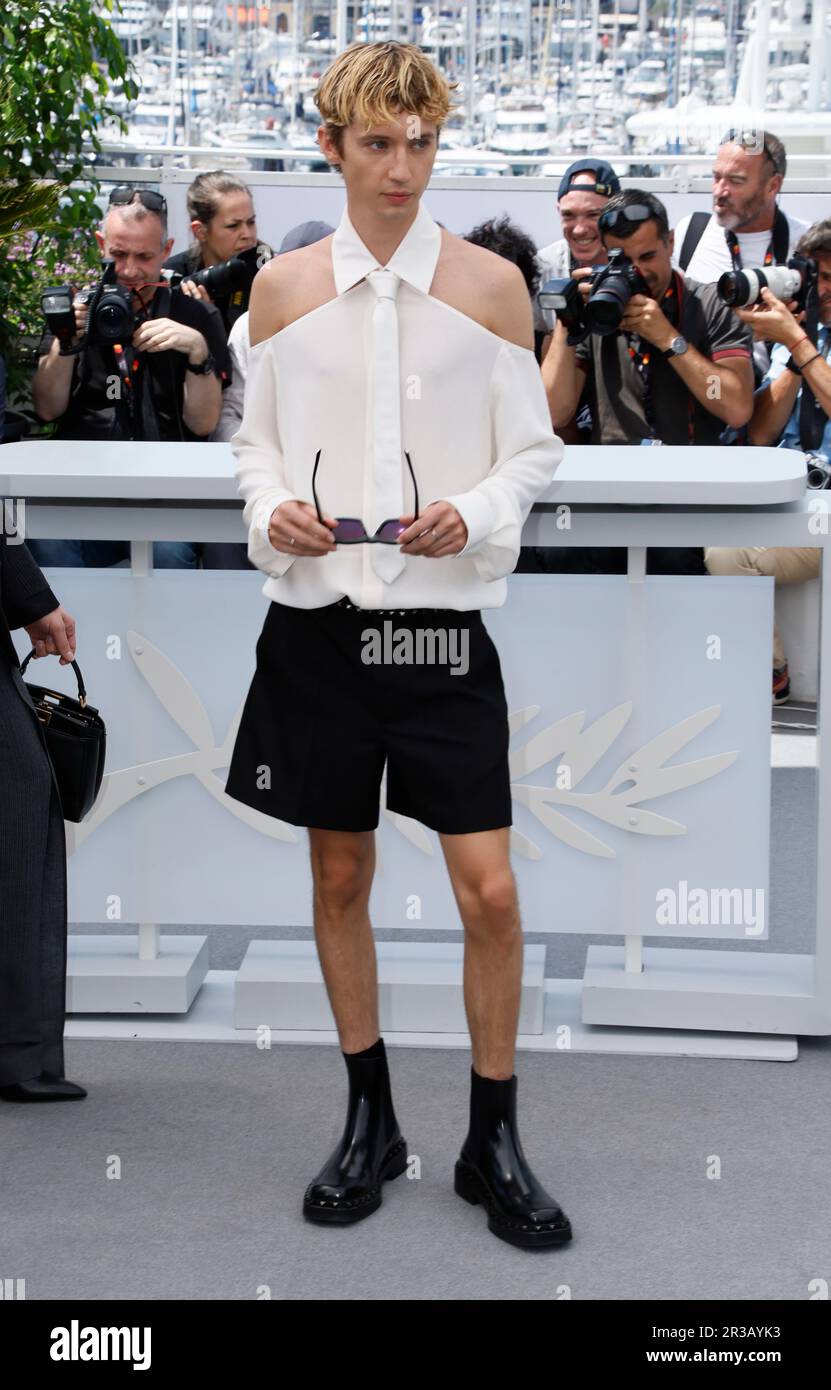 Troye Sivan poses for photographers at the photo call for the ...