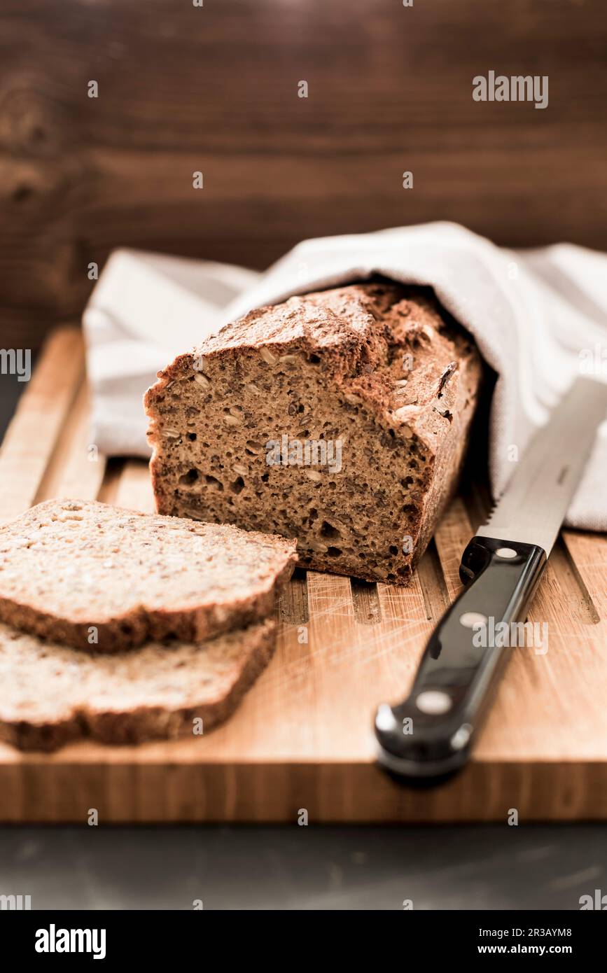 Homemade whole grain bread with sunflower seeds and flax seeds Stock ...