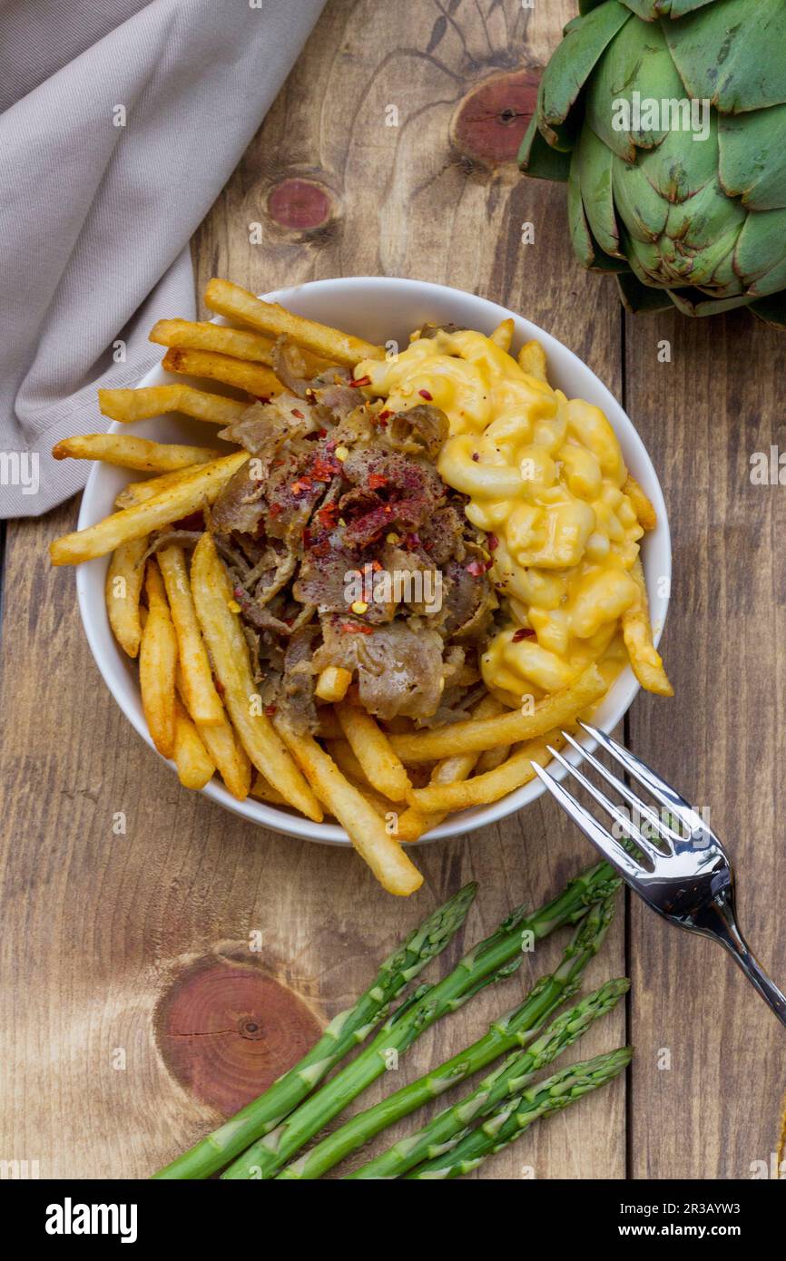 Beef doner, French fries and mac'n'cheese, asparagus, tomato, greens ...