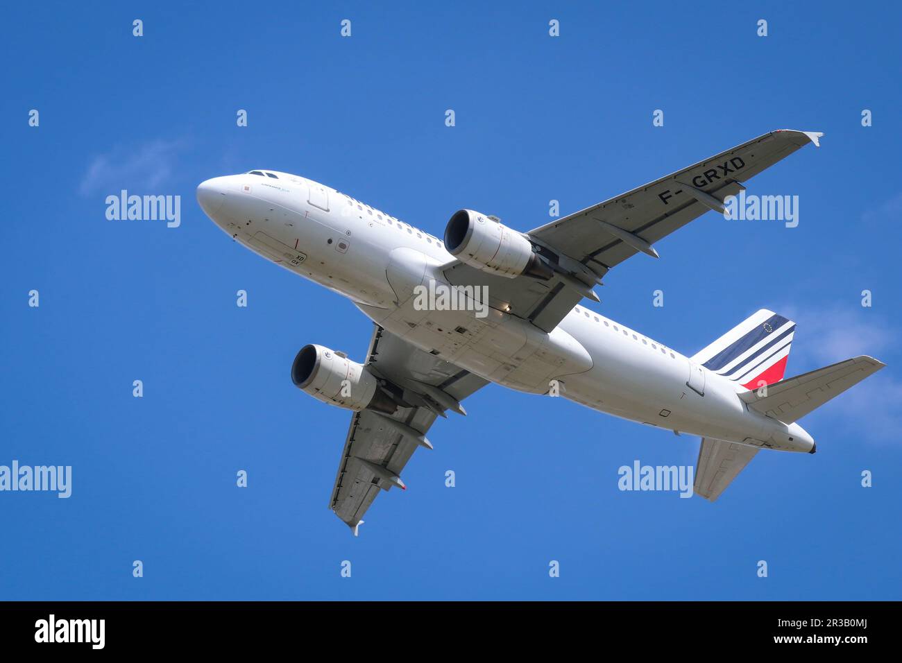 Huge plane takeoff climb hi-res stock photography and images - Alamy