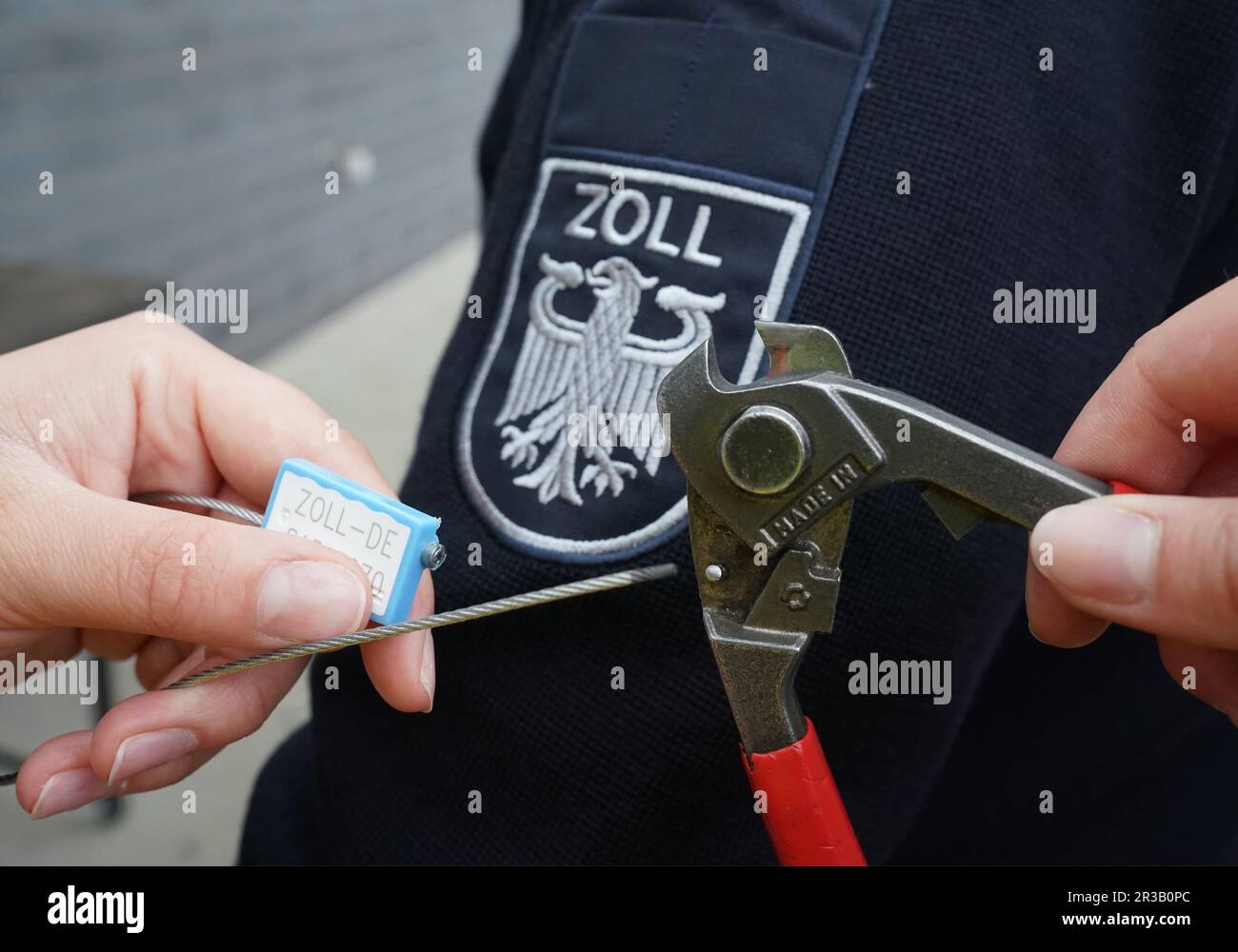 Hamburg, Germany. 23rd May, 2023. ILLUSTRATION - Customs officials ...