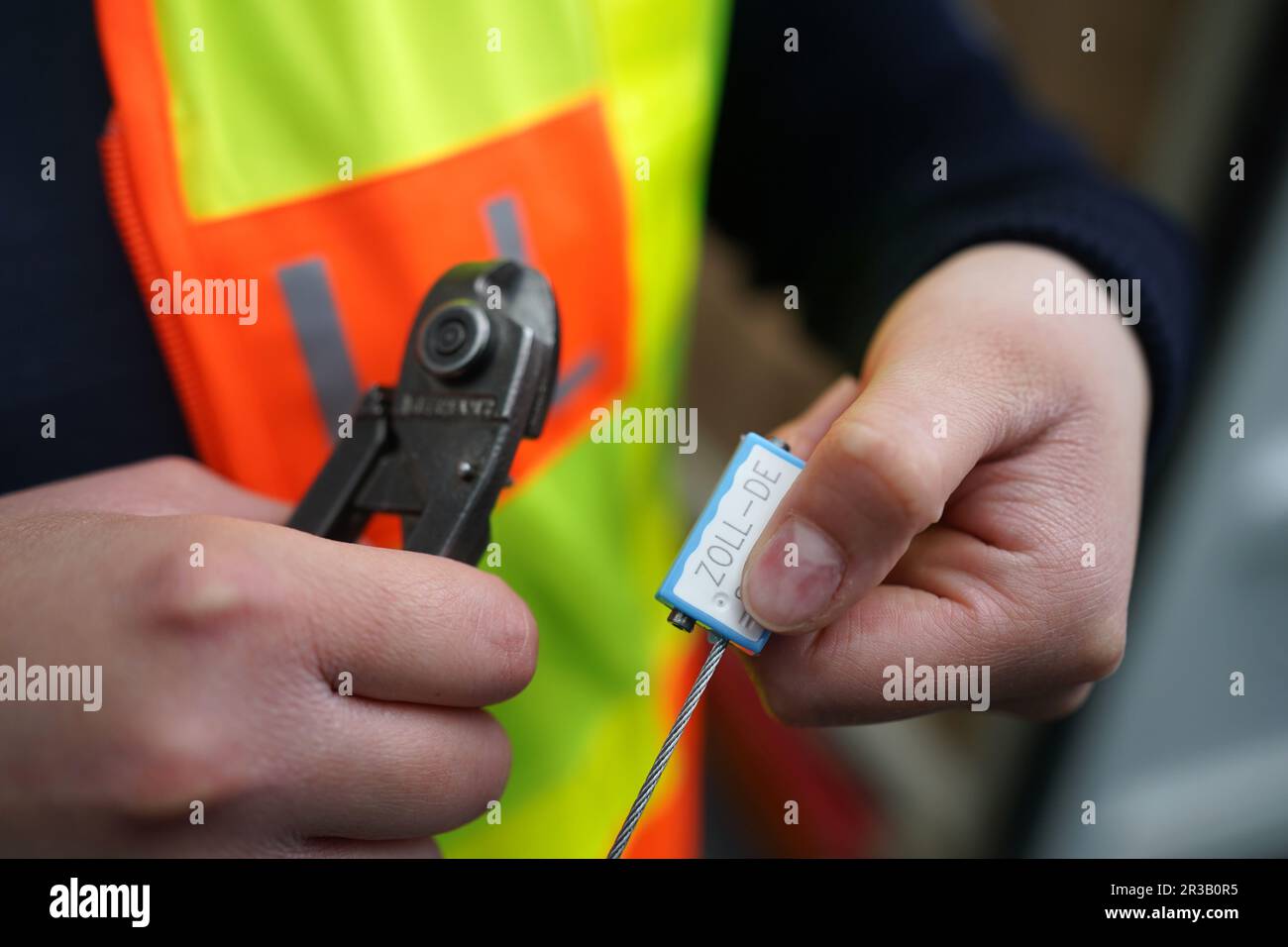 Hamburg, Germany. 23rd May, 2023. ILLUSTRATION - Customs officials ...