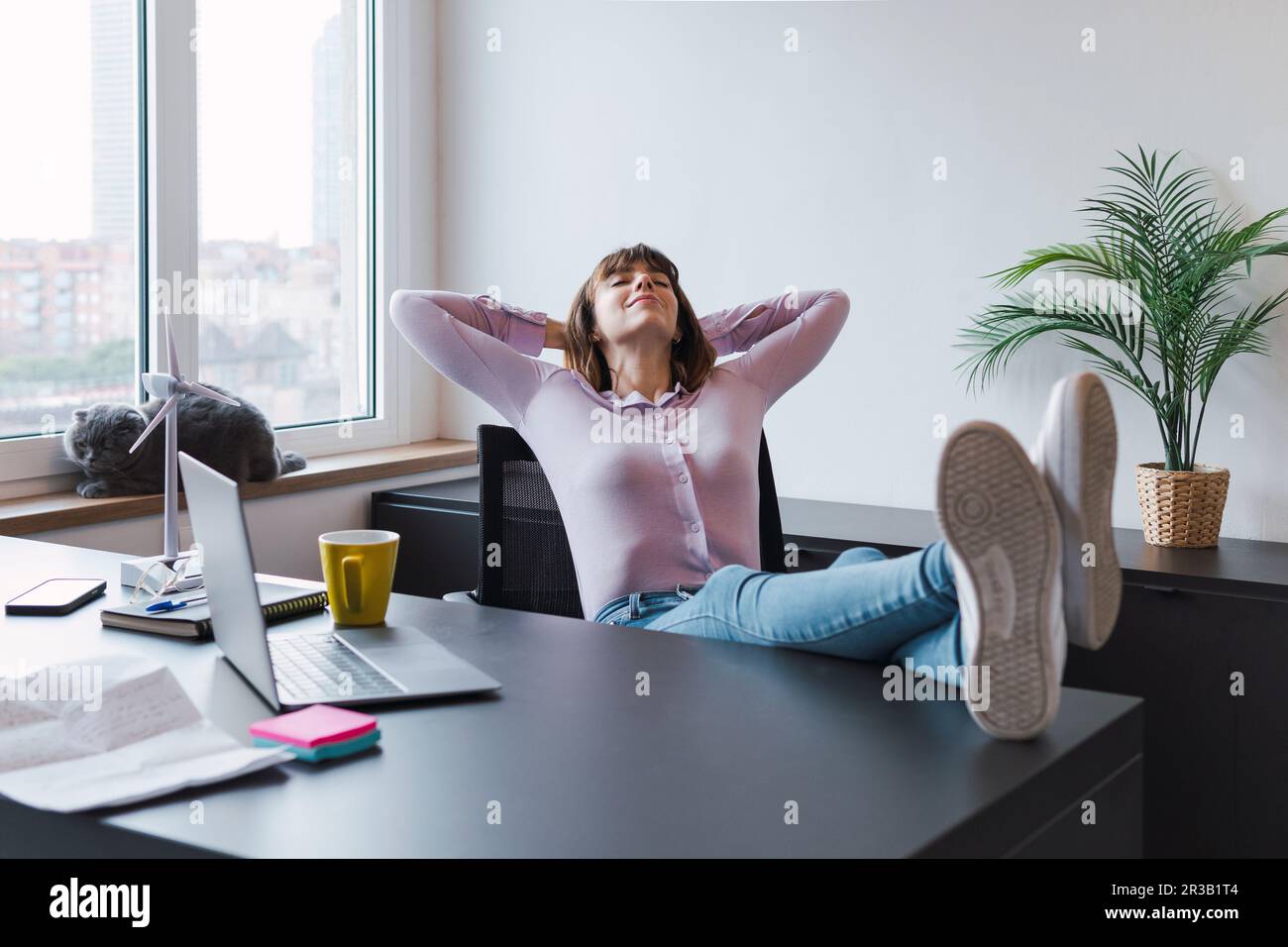 Sitting behind desk hi-res stock photography and images - Alamy