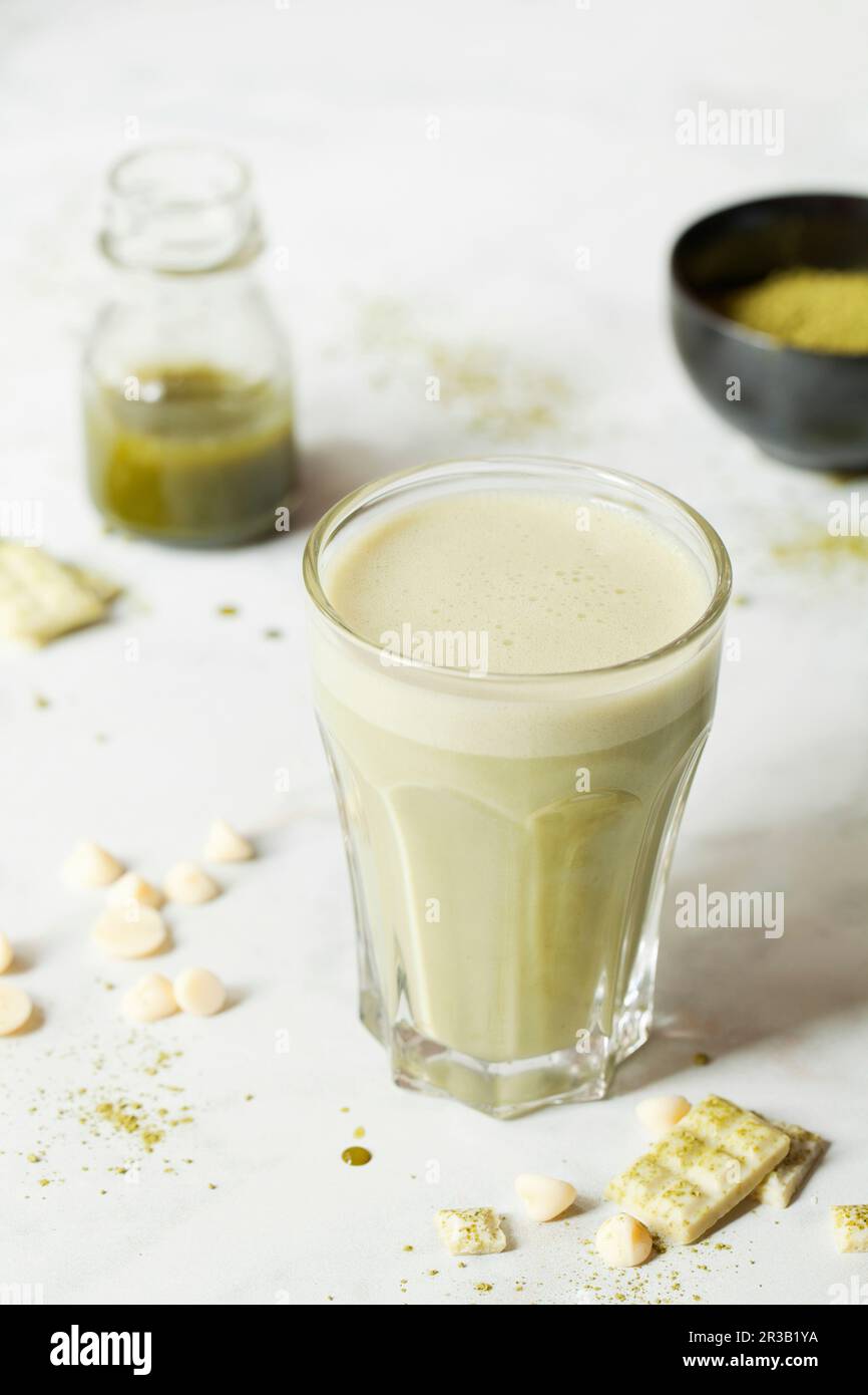 Green matcha chocolate powder hi-res stock photography and images - Alamy