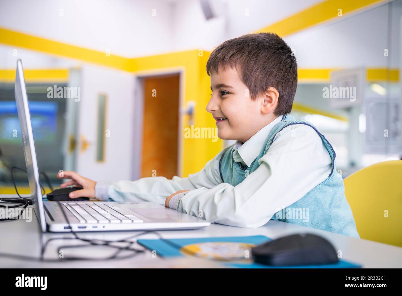 Boy sitting desk in classroom hi-res stock photography and images - Alamy