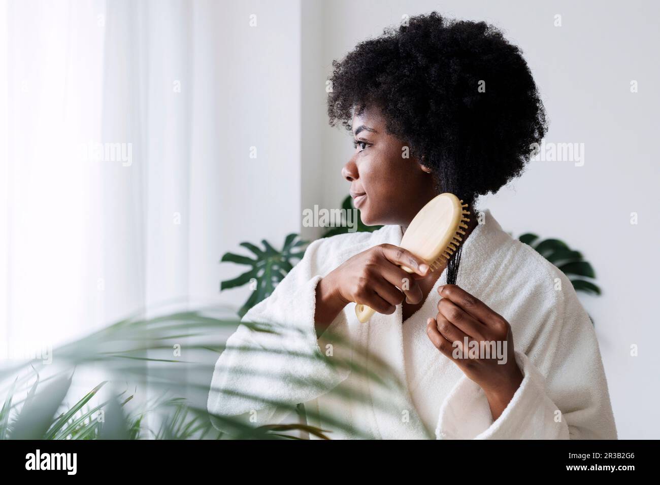 Women combing their hair hi-res stock photography and images - Alamy