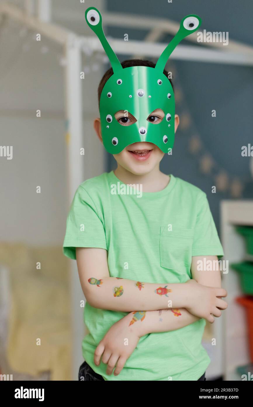 Green alien hi-res stock photography and images - Alamy