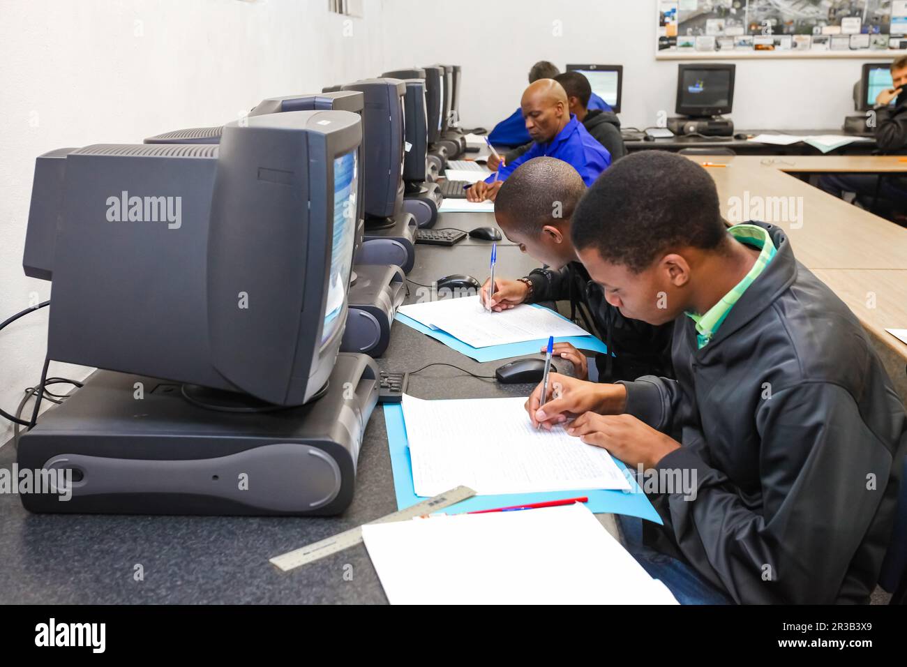 Computer training african hi-res stock photography and images - Alamy