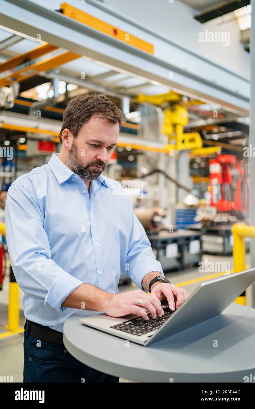 Manager typing hi-res stock photography and images - Alamy