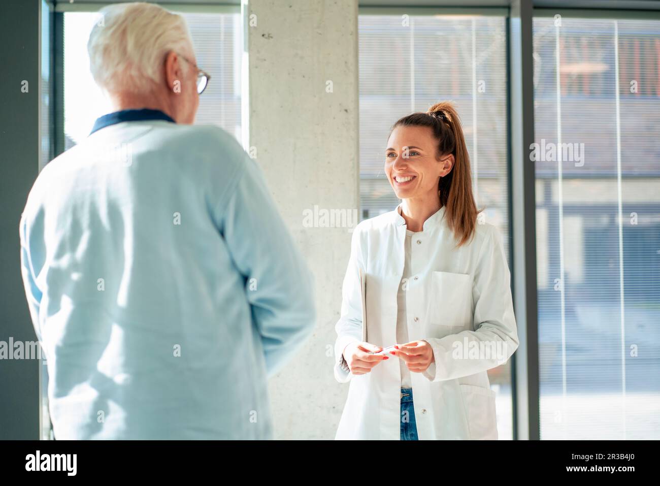 Smiling patient hospital hi-res stock photography and images - Alamy