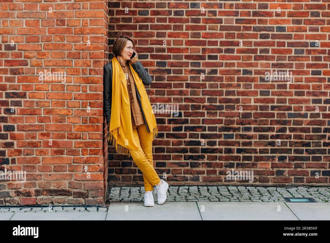 Talking to brick wall hi-res stock photography and images - Alamy