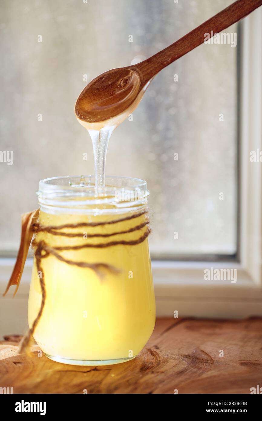 Dripping honey bee jar hi-res stock photography and images - Alamy