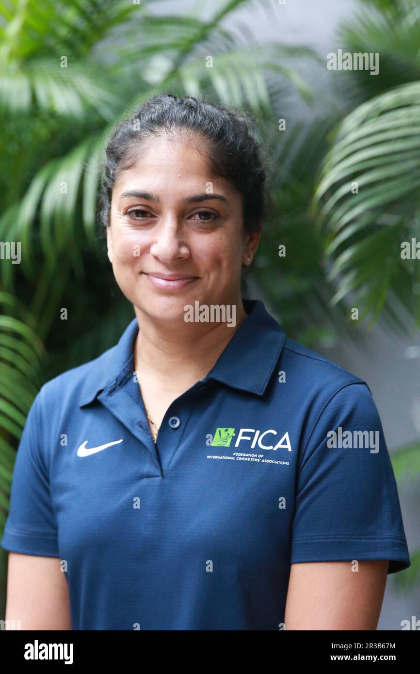 Boy cricketer hi-res stock photography and images - Alamy