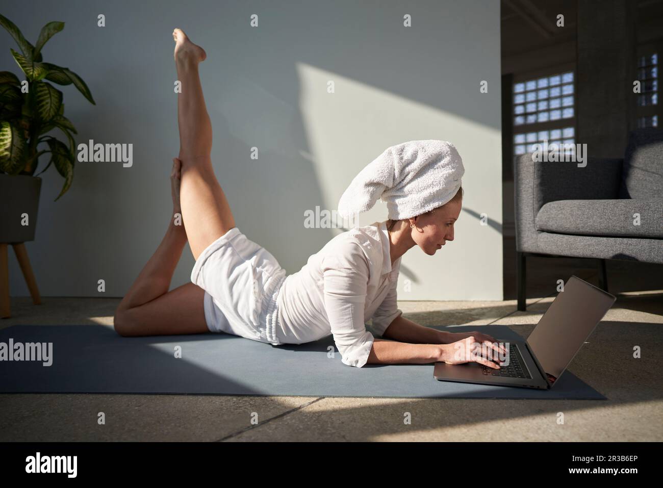 Beautiful female feet in gym hi-res stock photography and images - Alamy