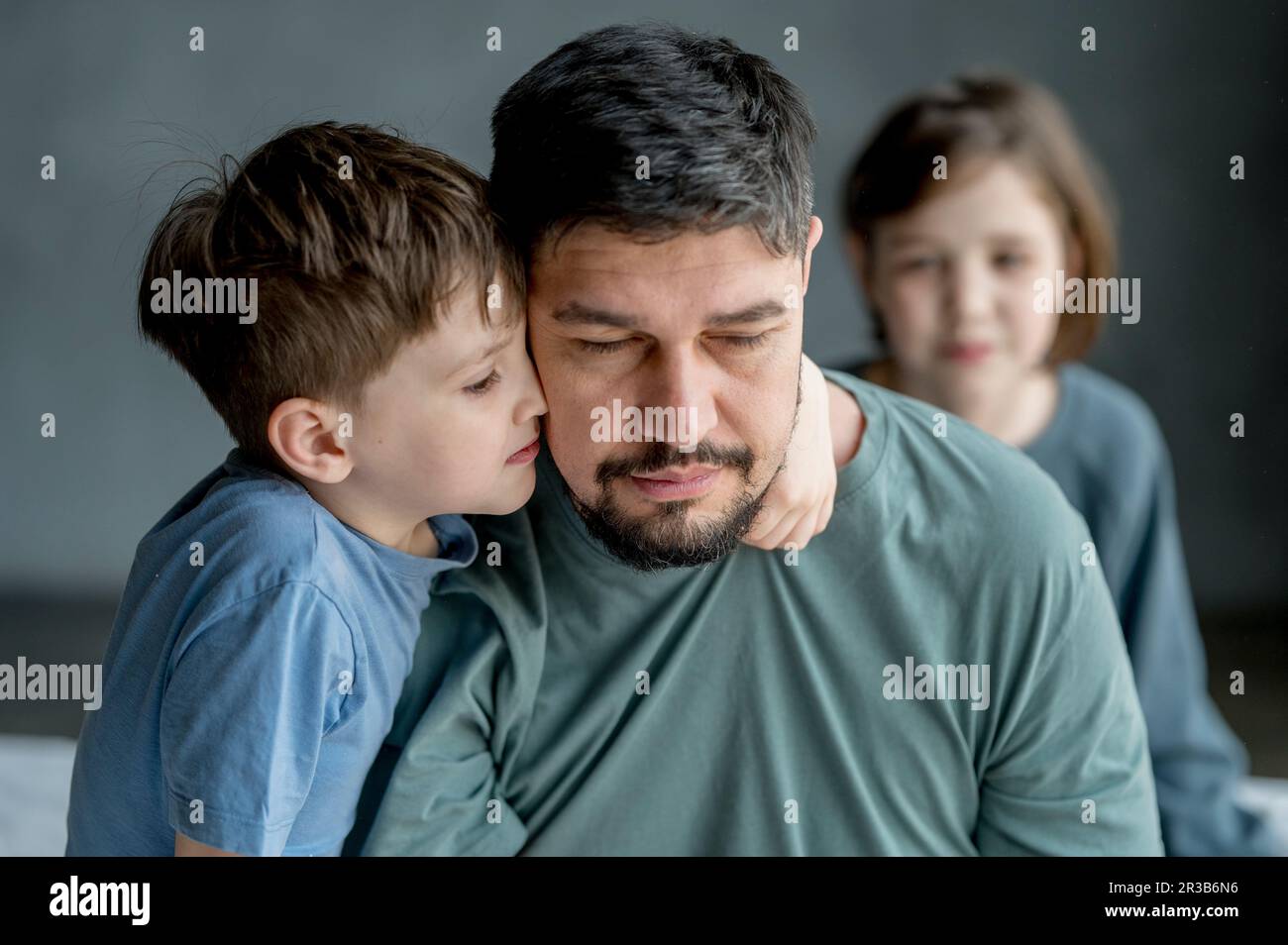 Father consoling son hi-res stock photography and images - Alamy