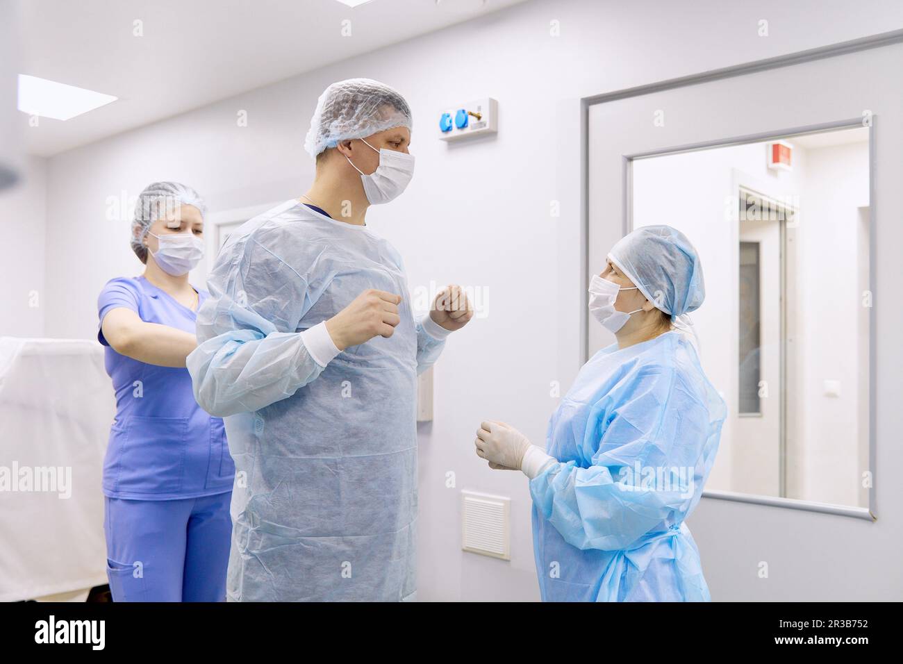 Doctor, operating room hi-res stock photography and images - Alamy