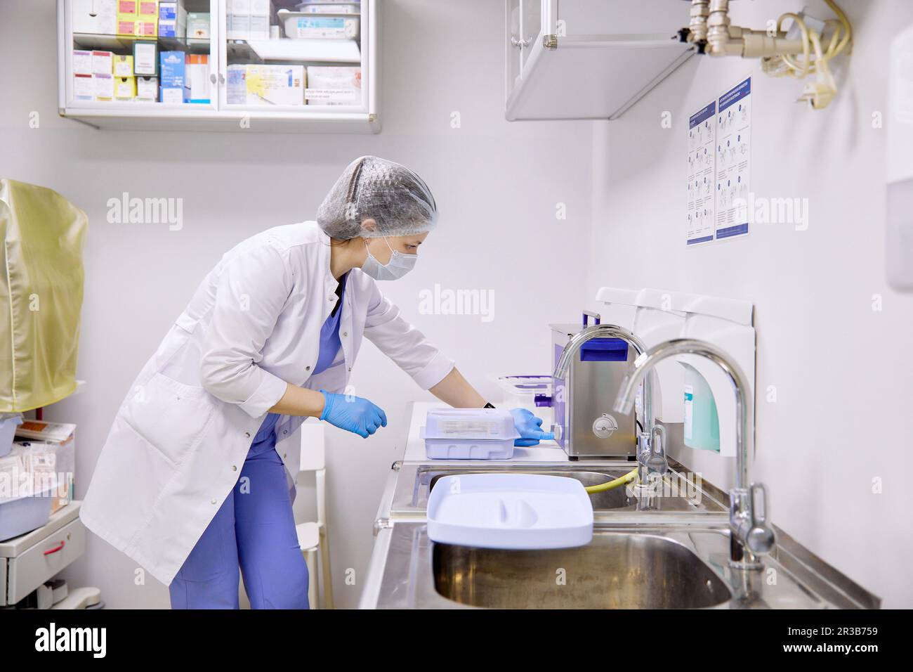 Surgeon working near sink in operating room Stock Photo - Alamy