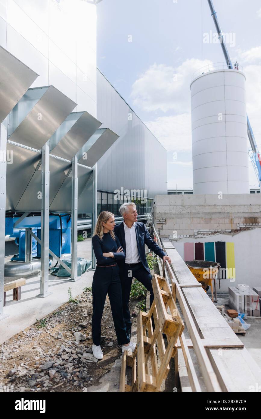 Outside factory hi-res stock photography and images - Alamy