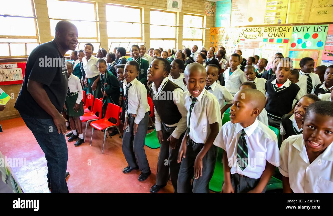 African teacher in classroom hi-res stock photography and images - Alamy