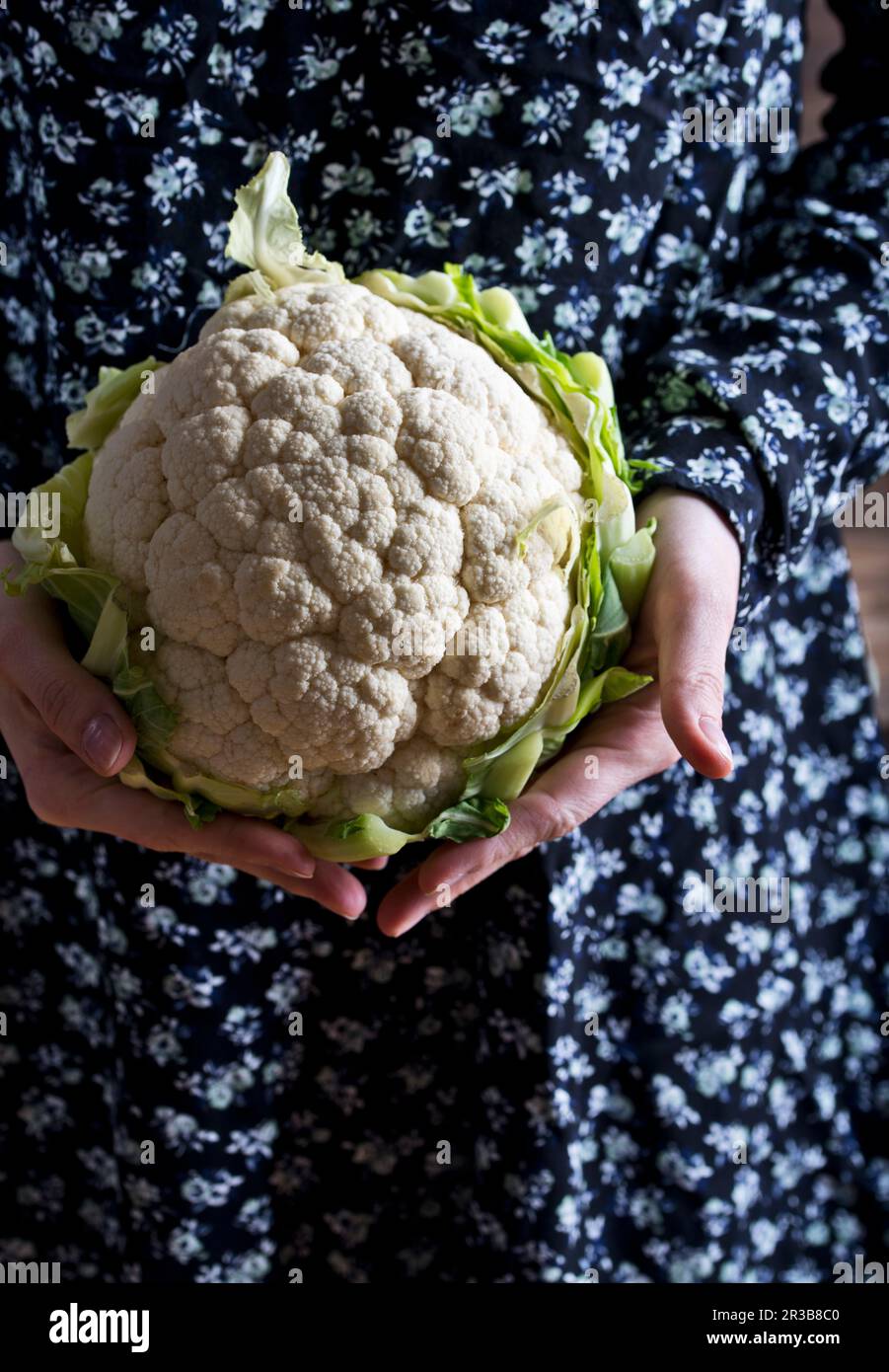 Woman fresh cauliflower cabbage hi-res stock photography and images - Alamy
