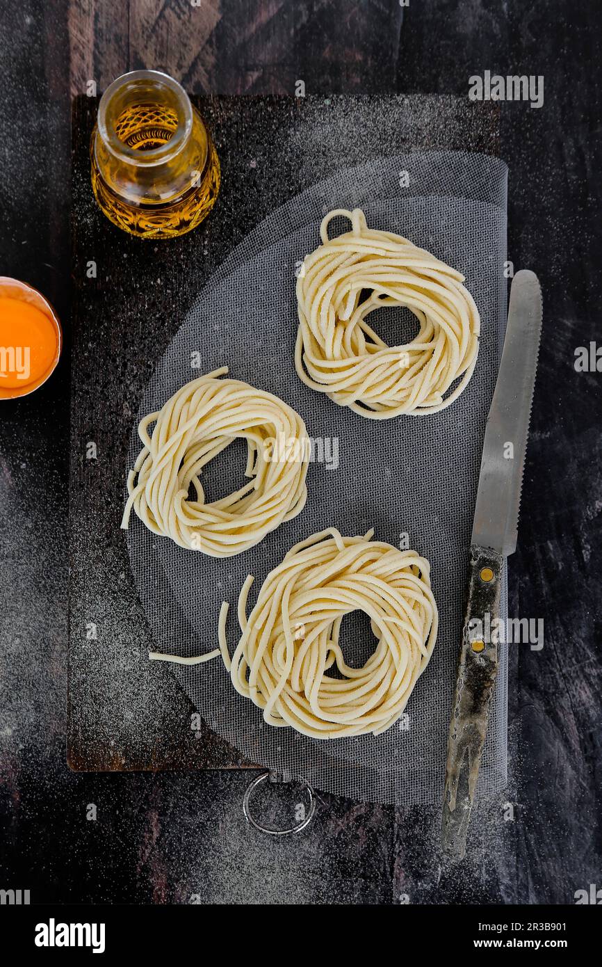 Homemade fresh spaghetti Stock Photo - Alamy