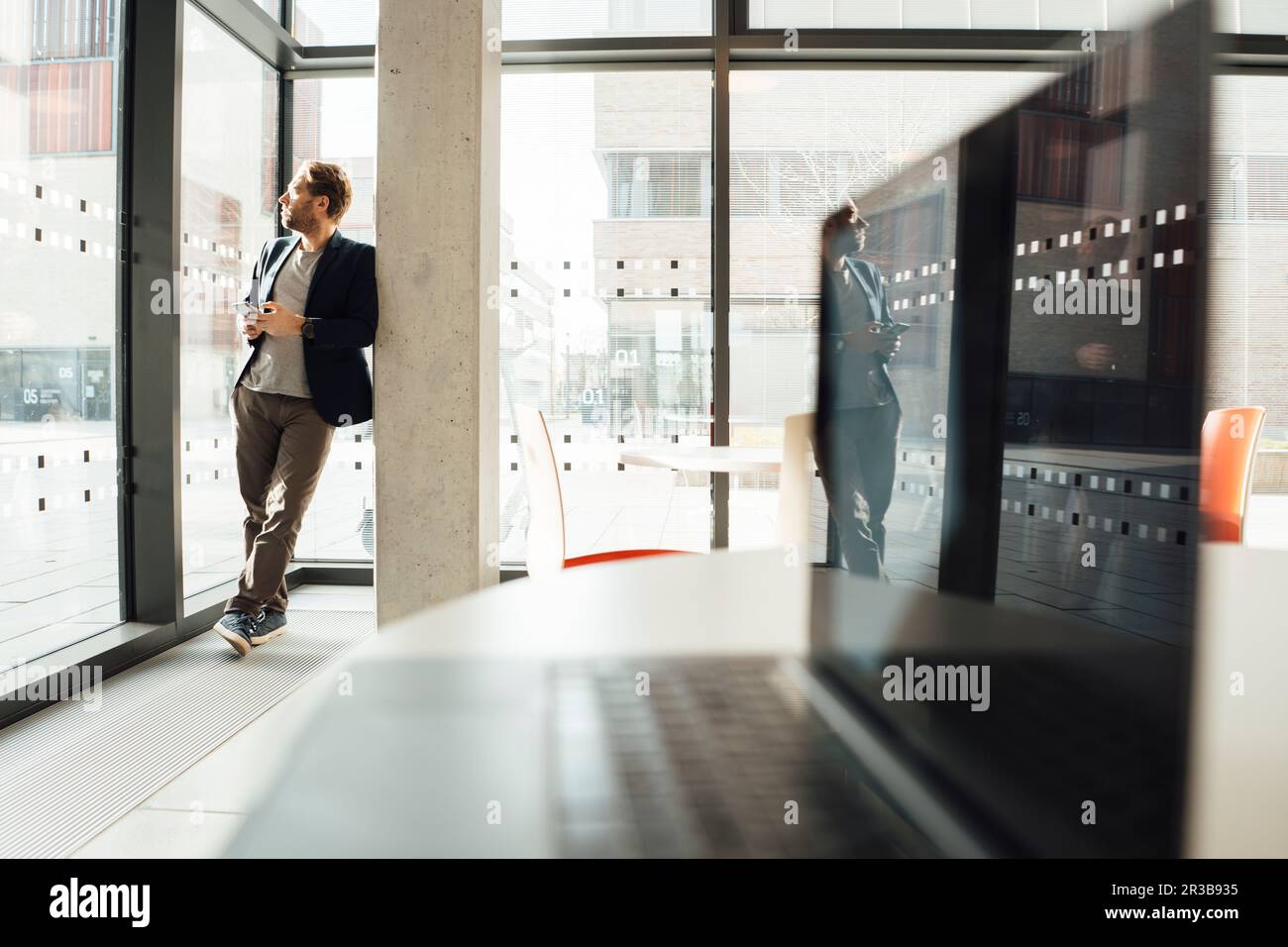 Column and building hi-res stock photography and images - Alamy