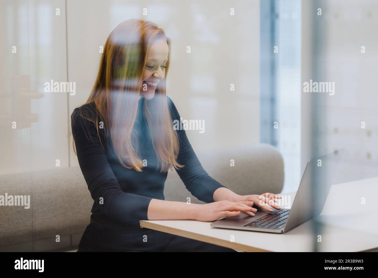 Woman typing in office cubicle hi-res stock photography and images - Alamy