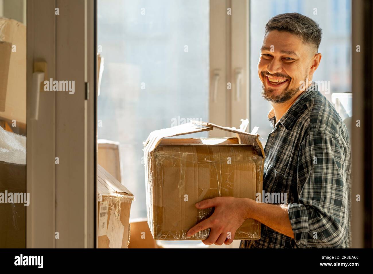 Side view holding box hi-res stock photography and images - Alamy