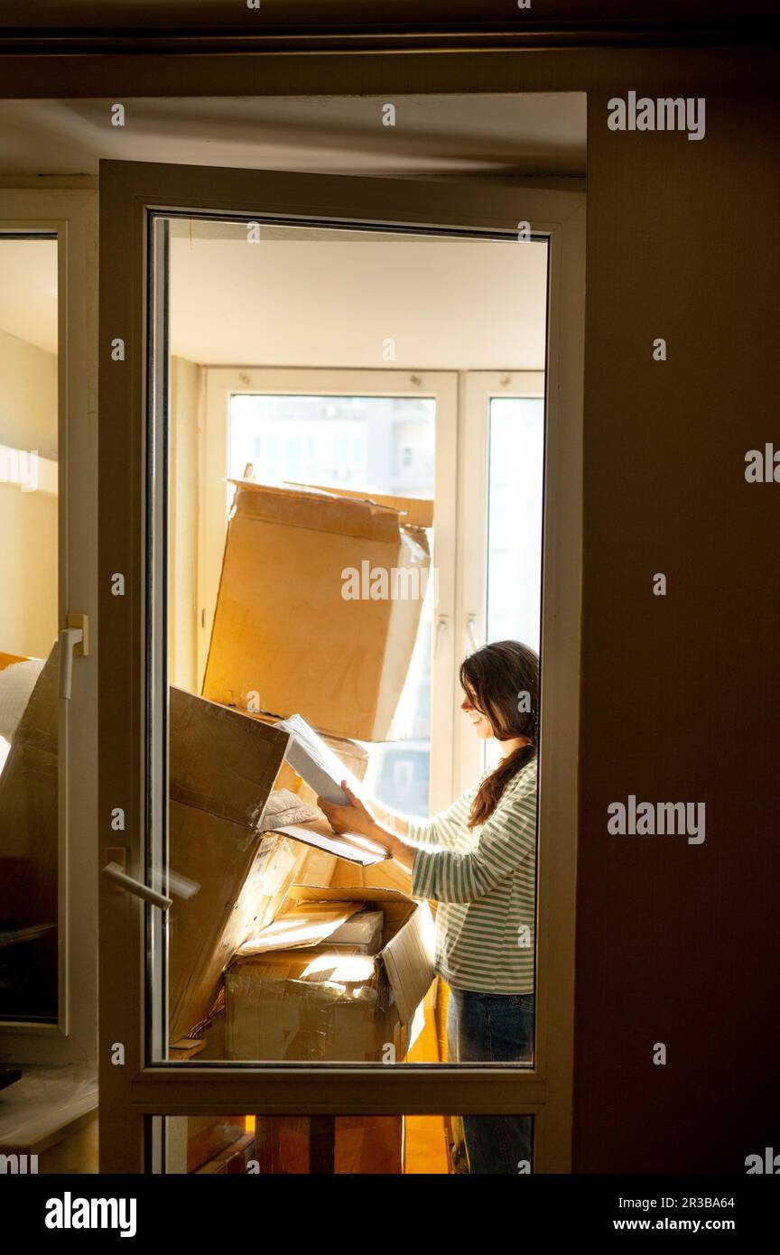 Moving house boxes chaos hi-res stock photography and images - Alamy