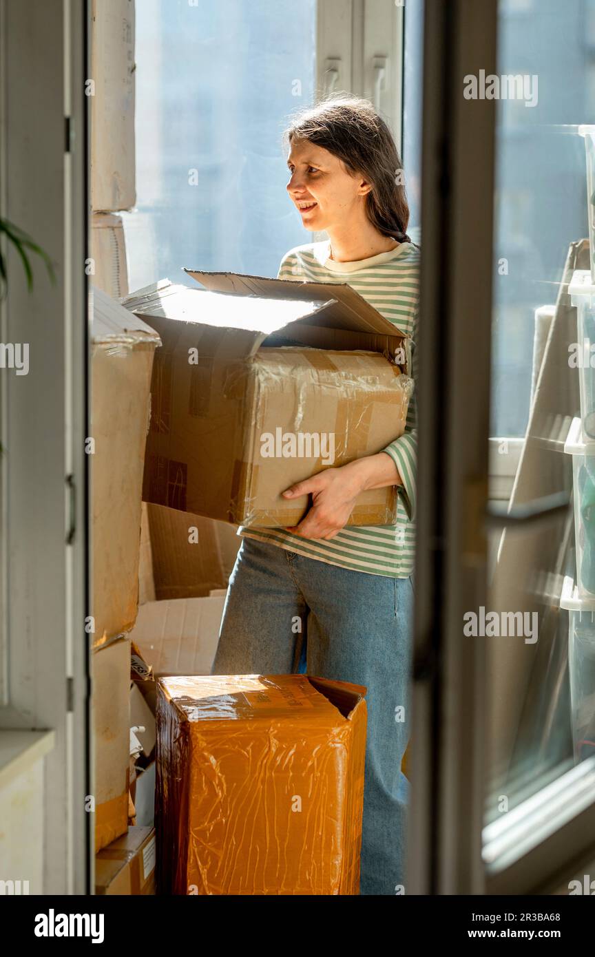 Arranging boxes hi-res stock photography and images - Alamy
