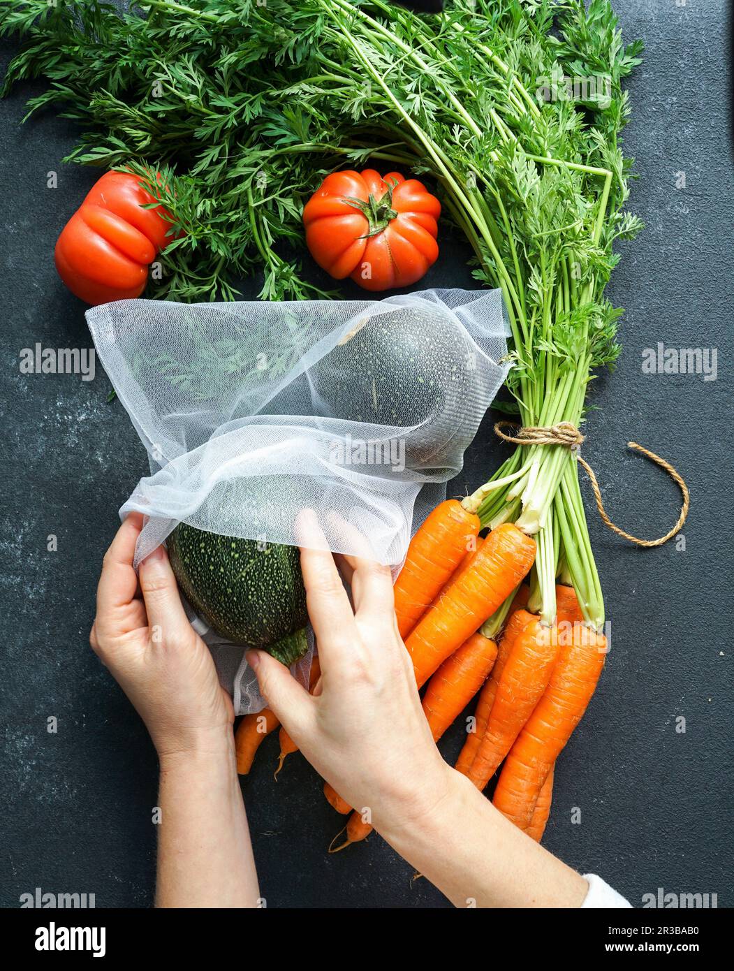 Zero Waste Food Storage: Eco Bag with carrot, tomatoes Stock Photo - Alamy