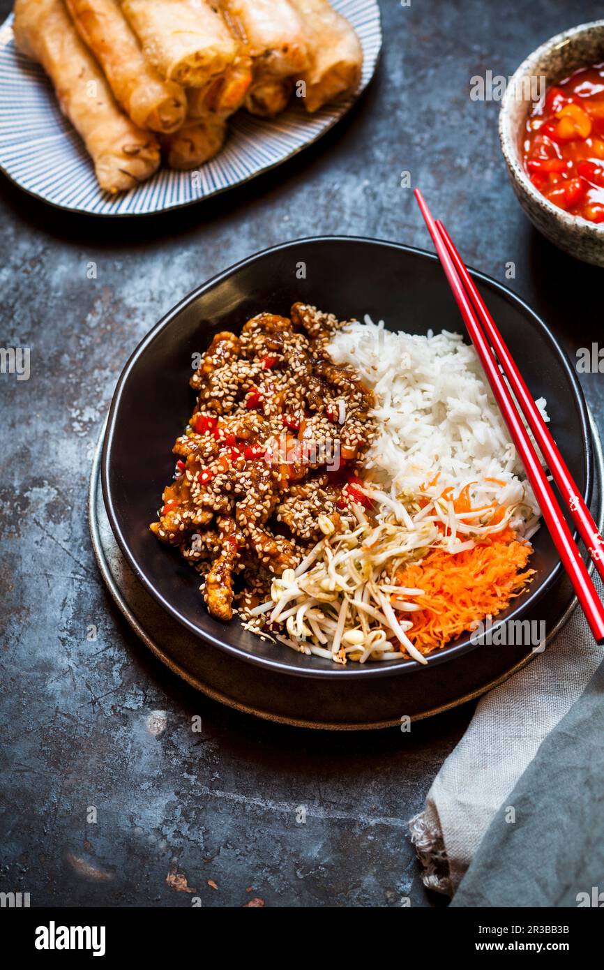 Sticky sesame beef with rice and vegetables Stock Photo - Alamy