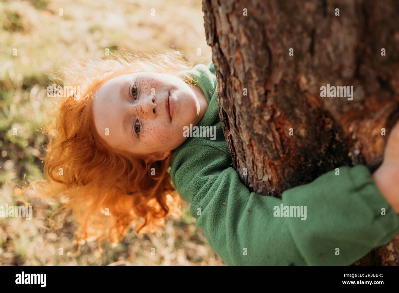 Girl embracing tree hi-res stock photography and images - Alamy