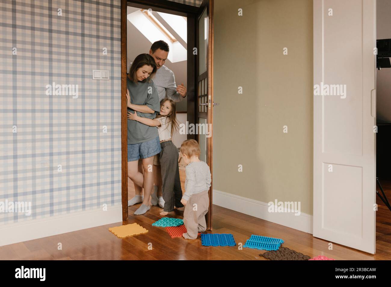 5 family mother father children hi-res stock photography and images - Alamy