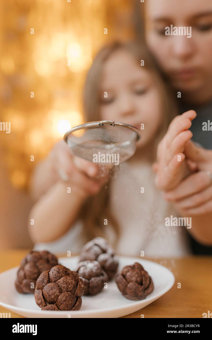 Pine cones sugar pine cone hi-res stock photography and images - Alamy